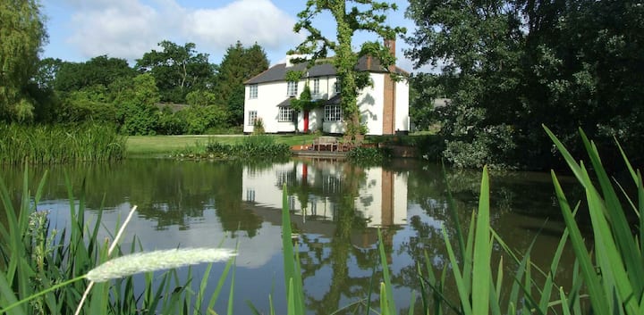 Farmhouse With Hot Tub & Pond Set In An Acre - Maldon