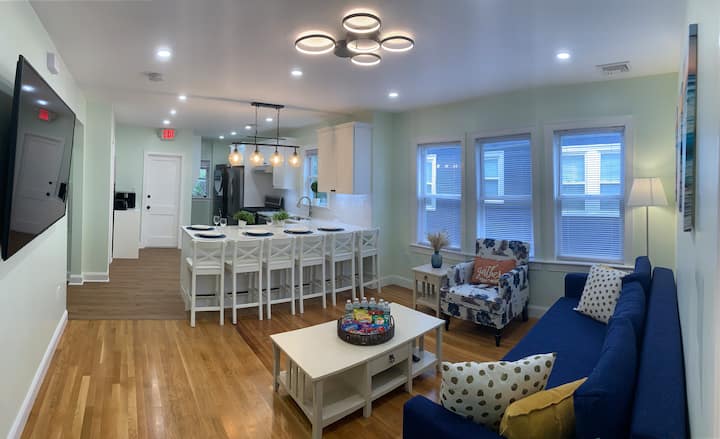 Newly Renovated. 10 Mins To Boston. 3bds+2brs Apt. - Boston, MA
