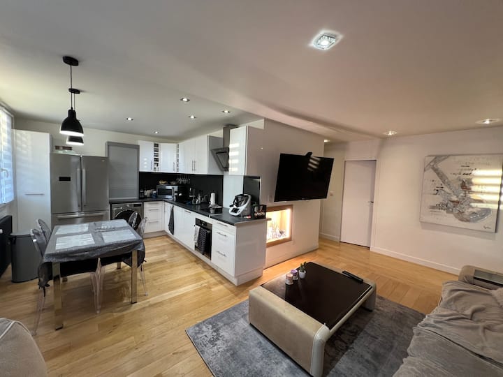 -- Logement Cosy Avec Parking Gratuit - - - Caluire-et-Cuire