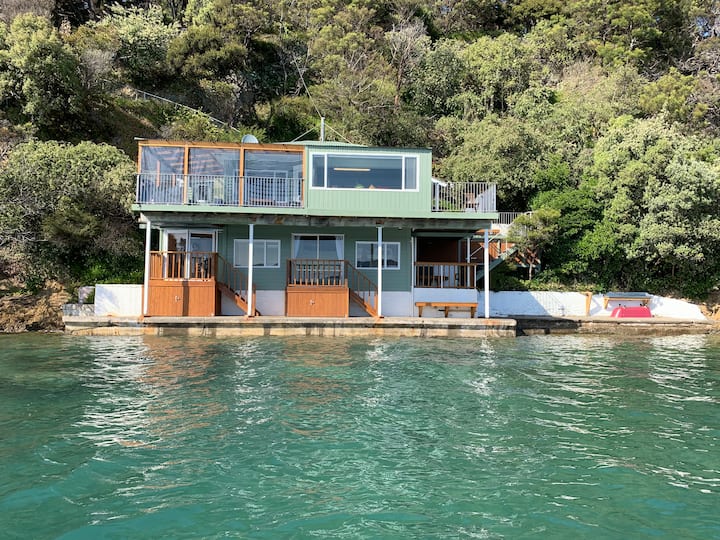 Picton Beach Front Private N Quiet Kiwi Bach - Picton