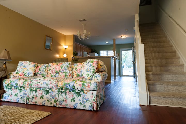 Charming, Quiet, Centrally Located 2 Bd 2.5bath - Goose Creek, SC