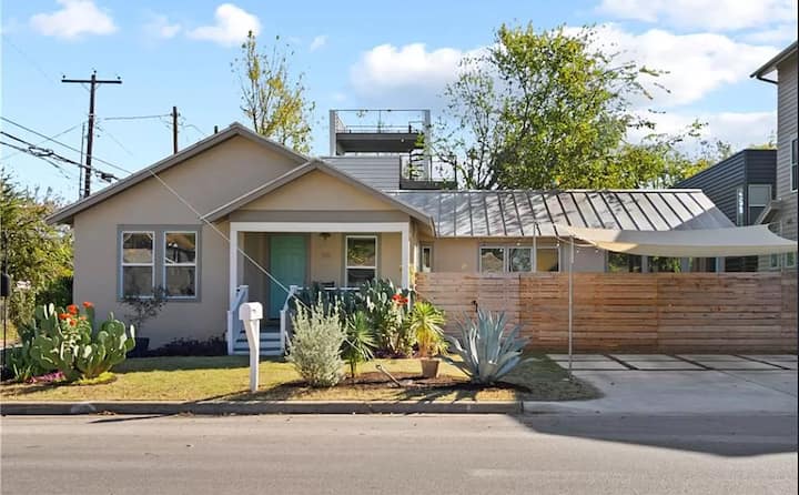 ! Hip East Austin Bungalow Haven With Backyard ! - 奧斯汀