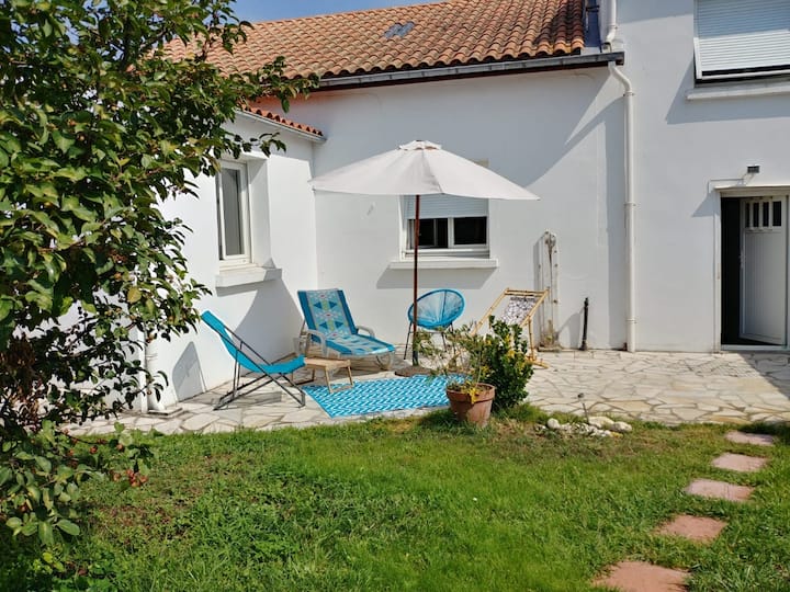 Maison De Vacances  Plein Sud Détente Et Tourisme. - La Rochelle