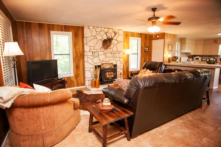 Rio Bajo- Guadalupe Frontage, Hot Tub, Tubes&more - Comfort, TX