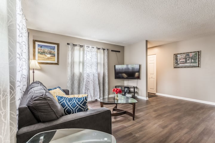 Unit 3: Cute And Affordable 4bdr Duplex In Overland Park For Up To 10 People! - Shawnee, KS