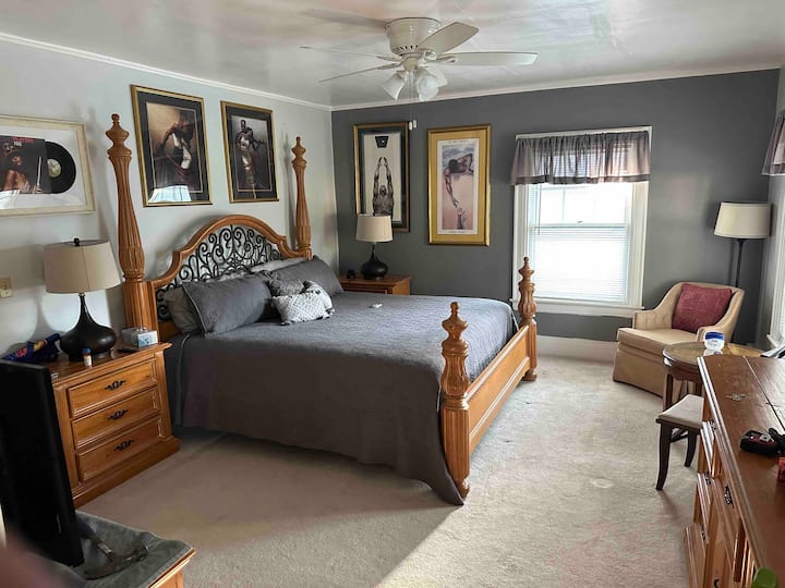 House Of Bethesda - 5 Beds - 2  1/2 Bath 
-3 Sofas - Rochester, NY