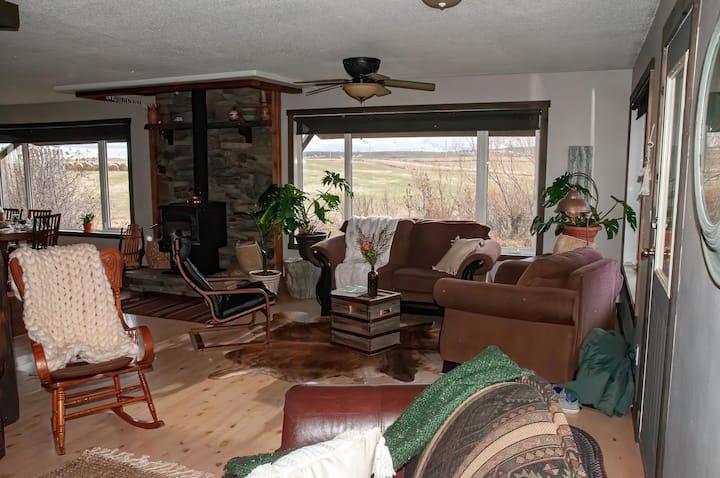 Panoramic Mountain View-private Basement 2 Bedroom - Pincher Creek