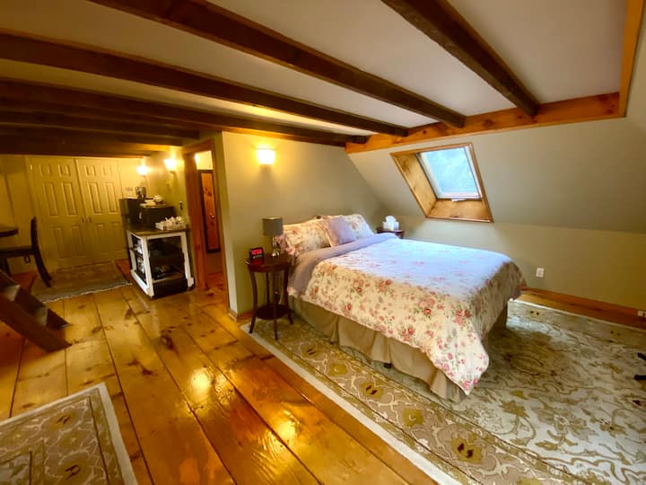 Charming Victorian Loft-private Entrance - Simcoe