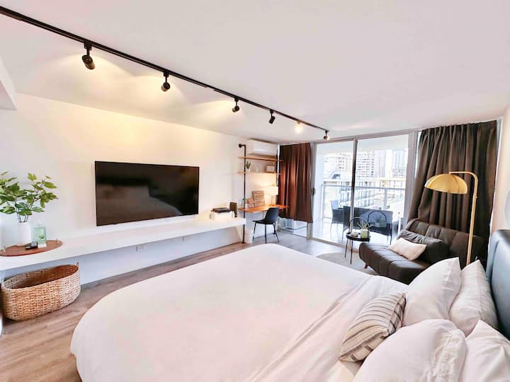 Central Waikiki Modern & Cozy King Studio - Honolulu, HI