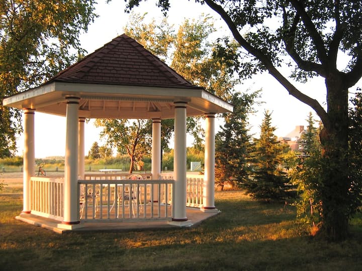 The Victorian Suite @ Wakamow Heights B&b - Moose Jaw