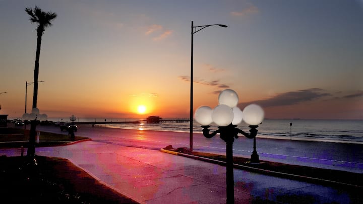 Seawall Sunrise Gulf Front 3 Bedrms~2 Full Baths! - Galveston, TX