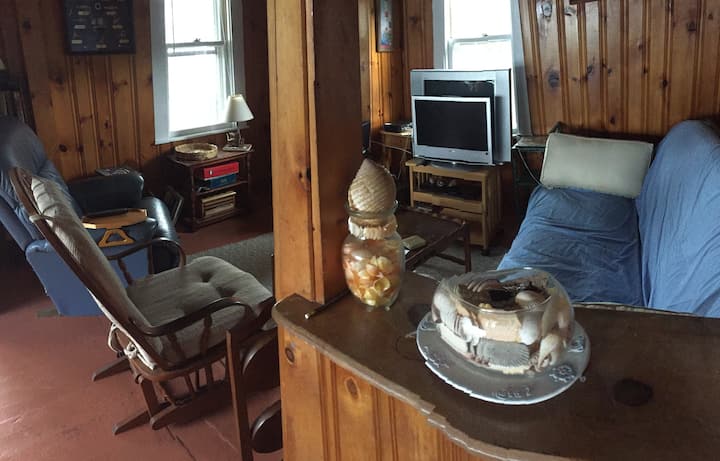 Falmouth: Authentic Cape Cod Cottage Private Room - Oak Bluffs, MA