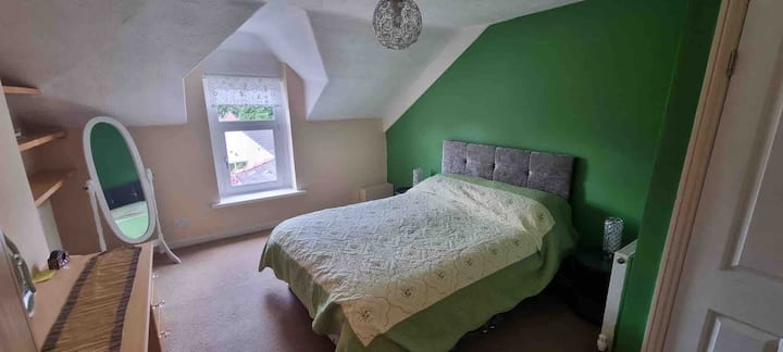 Quirky Double Bedroom With Private Sitting Room. - Cardiff