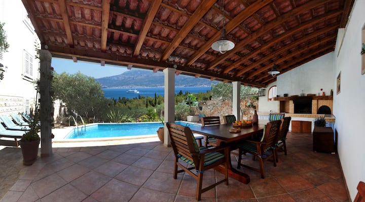 Villa Lukrecia • Pool & Garden Retreat - Supetar