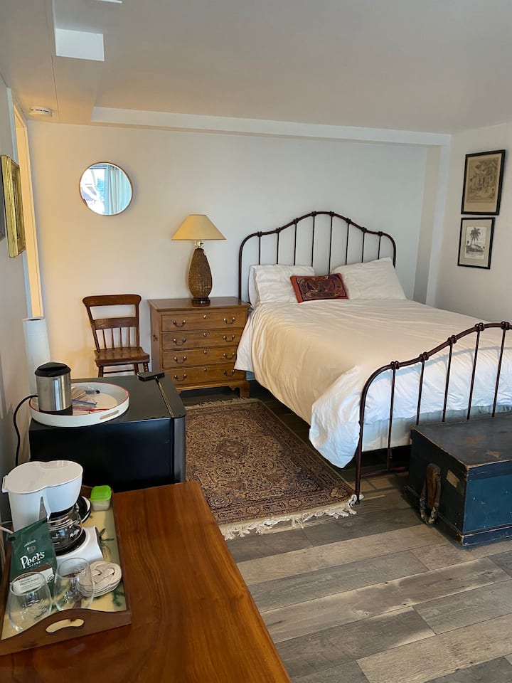 Lower Level Garden Apt Close To Town In Nantucket - Nantucket, MA