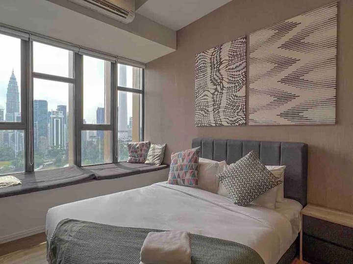 Premier Lux Couch Room @Ceylonz | Kl Tower View - Kuala Lumpur