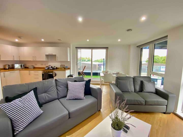 Near City Centre|etihad |Large Balconies |Parking - Manchester
