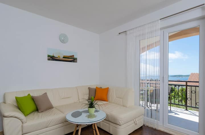 Seaview Apartment With Private Parking - Croatia