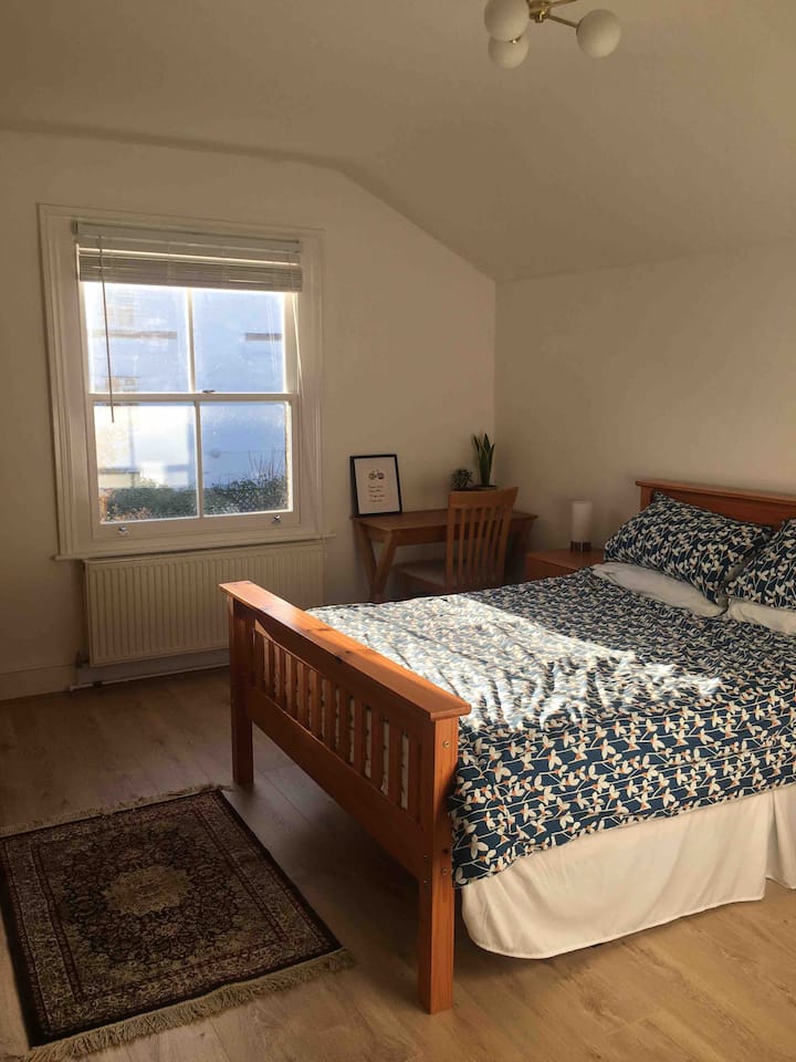 Spacious And Arty Flat- 25 Mins To Central London - London
