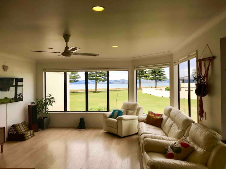 Beach Front Townhouse. - Gisborne