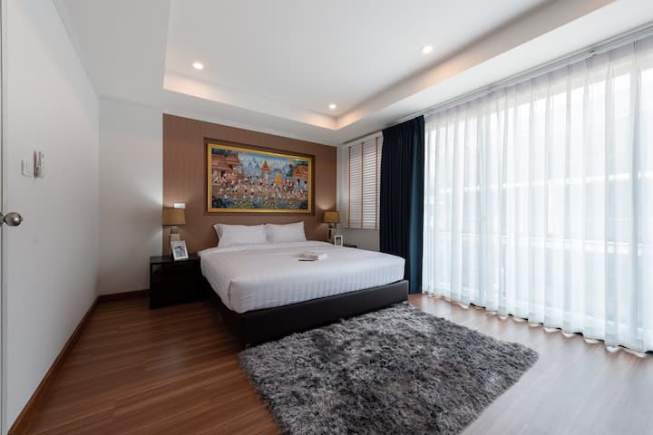 Modern-cultural City House
Large 4br,near Old City - Chiang Mai