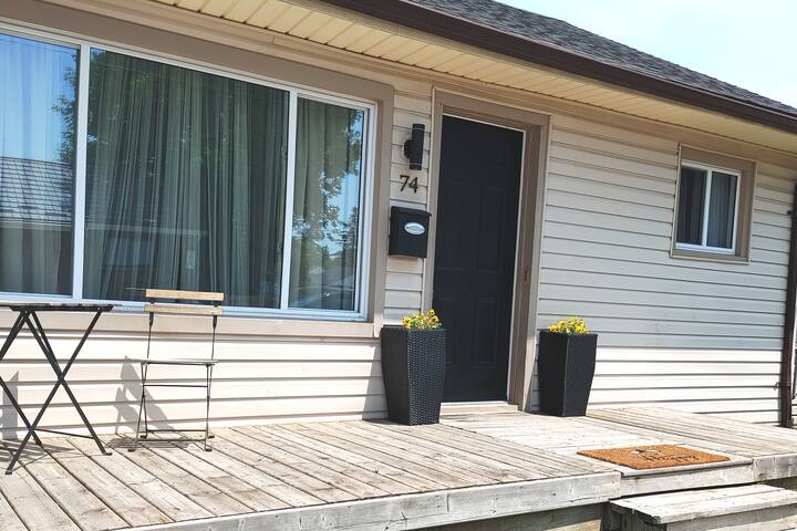 Modern Romantic Bungalow With Private With Yard - Brantford