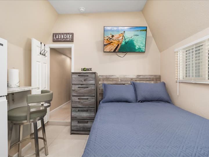 Full Studio Retreat/ful Kitchen/washer&dryer/patio - San Bernardino, CA