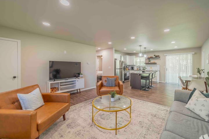 Modern House W/ Backyard Near 8th St - Bentonville, AR