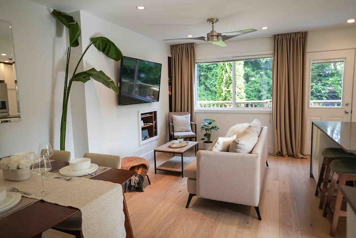 Iconic Commercial Drive: Steps To Skytrain & Fun! - Vancouver