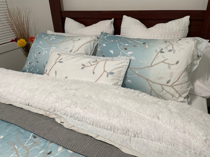 New Comfy 1-bedroom Suite Upper Level - Langford