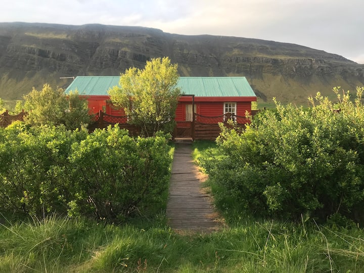 Beautiful Cabin With Hot Tub And Mountain View - Iceland
