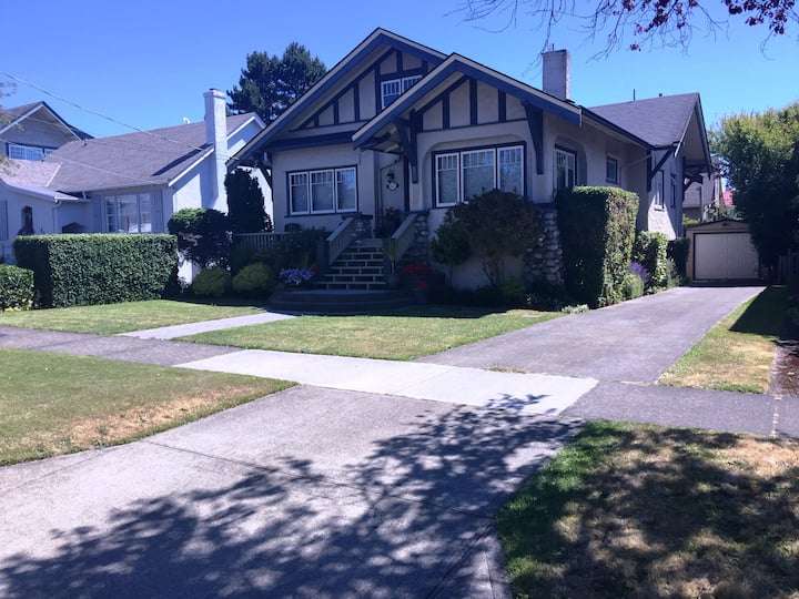 An Entire Fairfield Tudor Home All To Yourself! - カナダ ビクトリア