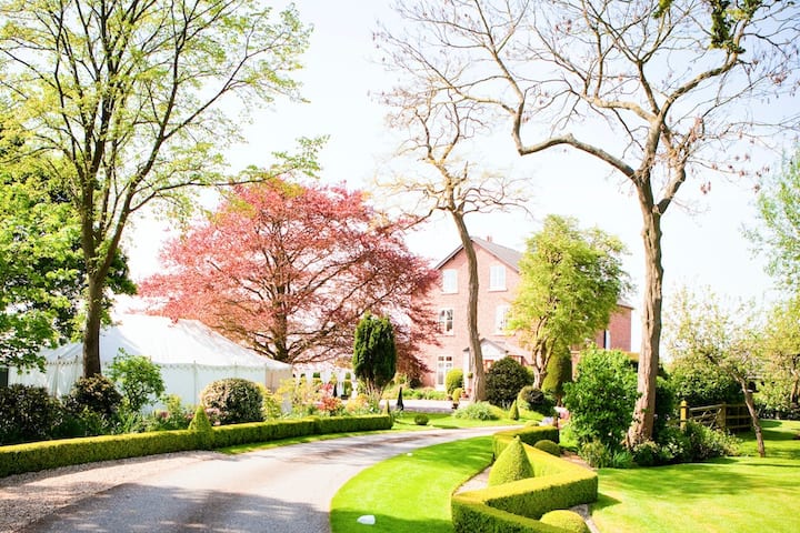 Golborne Manor, B&B, Chester, Room 4 - Bed and breakfasts for Rent in ...