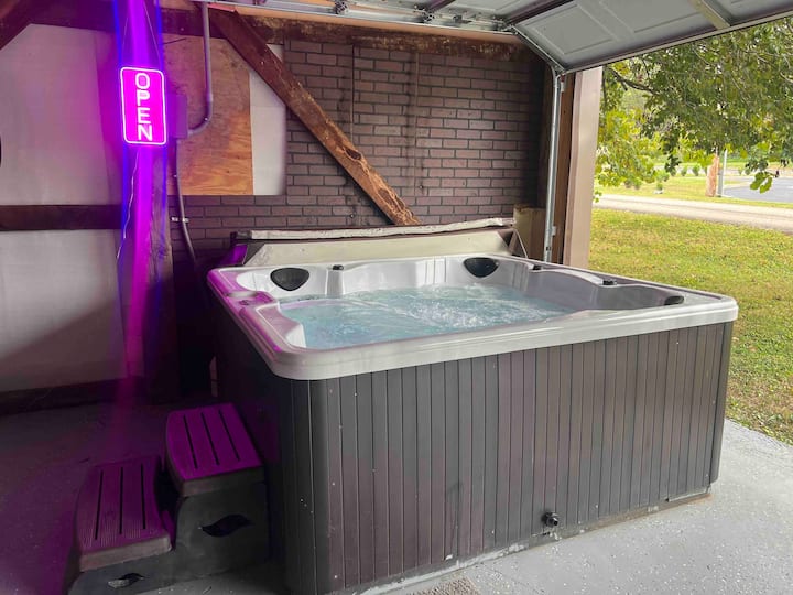 Spacious Home W/ Hot Tub Near Daniel Boone Forest - Clay City, KY