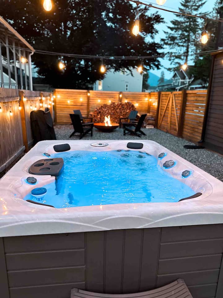 The Ballarat House ~ Hot Tub ~ Downtown~ Fire Pit - North Bend, WA