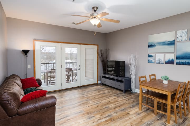 3 Bedroom Lakefront Condo Directly On The Water! - Branson