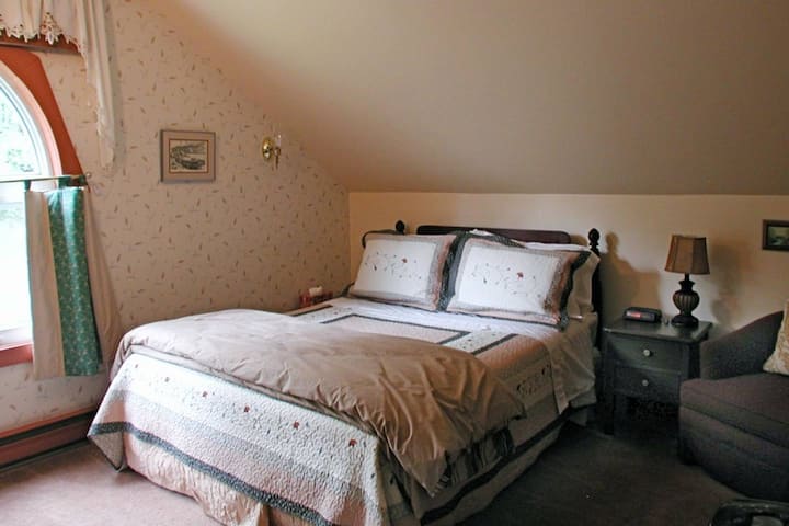Fern Glen Inn B&b - Ensuite Bathrooms - Algonquin Provincial Park