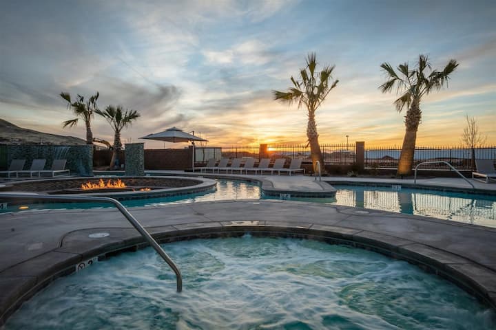 Fresh Luxury Zion Townhome | Heated Pool + Spa + Waterslide | Gym | 12 Guest - Hurricane, UT