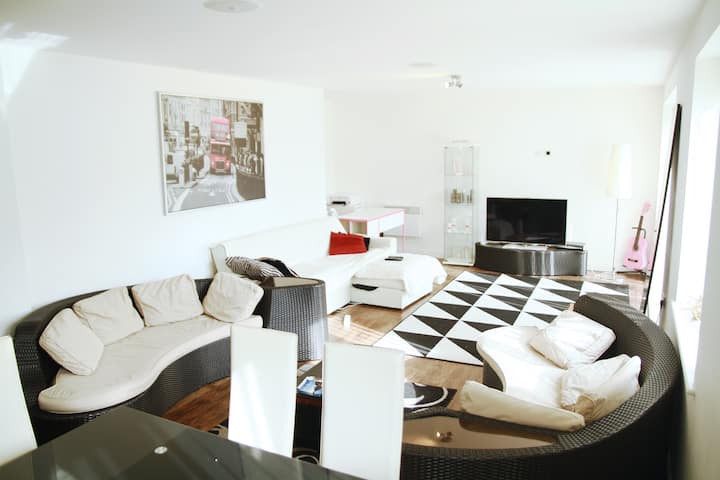 Modern Ensuite Heathrow Condo. Gym+parking+garden - Hayes
