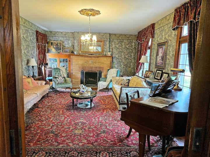 1895 Willowbrook Rosebud Room - Hilton, NY