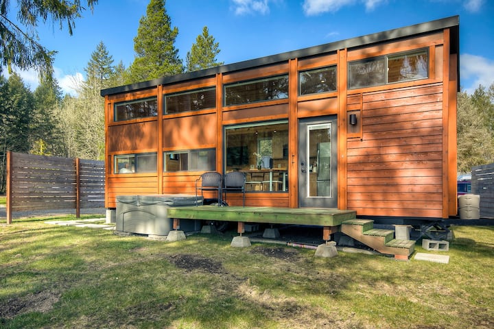 Stunning Waterfront Tiny Home! Hot Tub And Kayaks! - Washington
