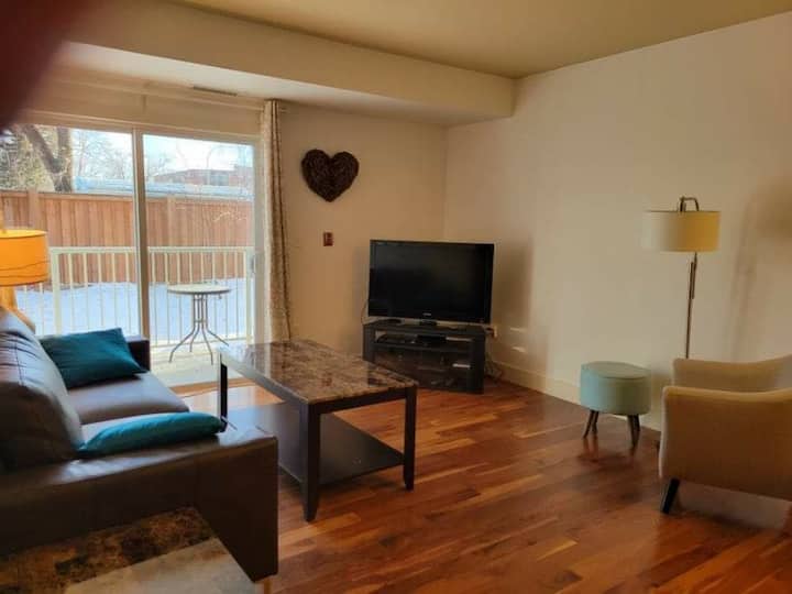 Lovely 2 Bedroom Condo Beside Grant Park Mall - Winnipeg