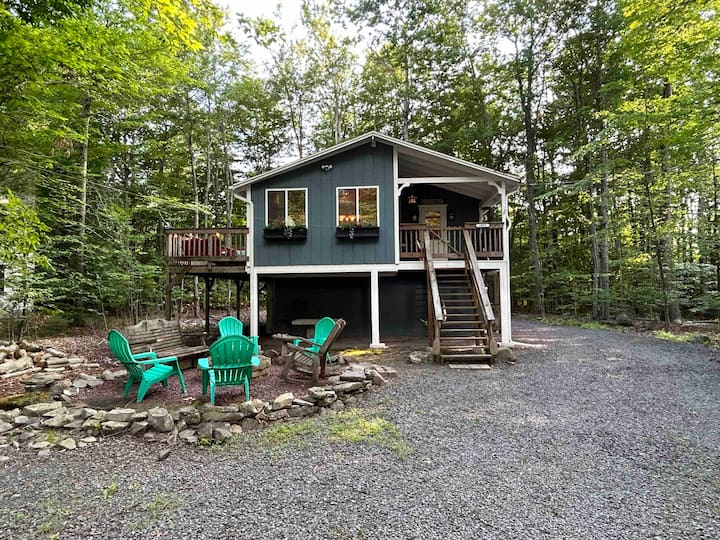 Cozy & Charming Modern Tree House - Arrowhead Lake, PA