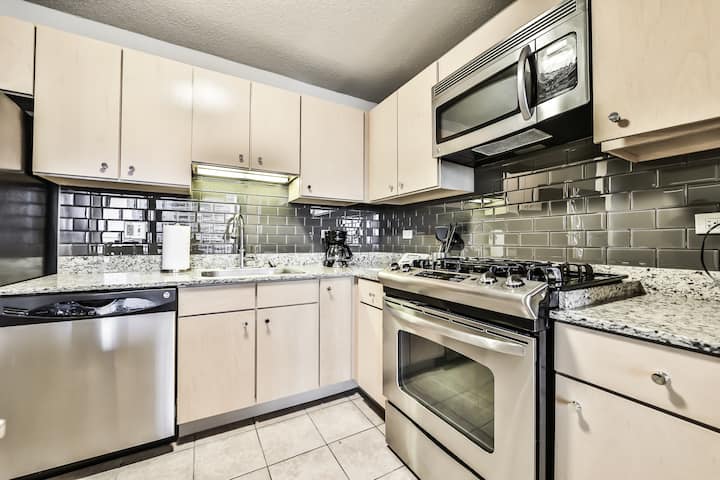 Luxurious One Bed In Amazing Full Amenity Building - Chicago, IL