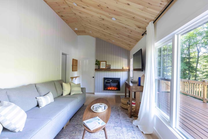 Year-round Retreat:waterfront Oasis- Cedar Hottub - Bracebridge