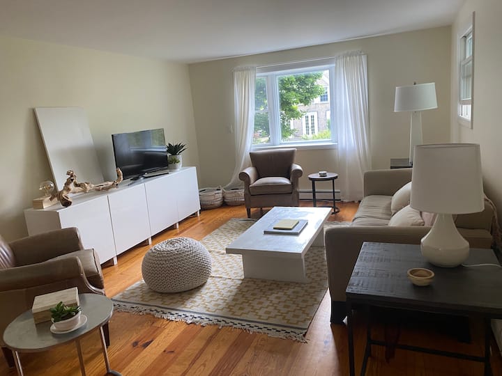 Sunny Village Apartment Near Harbor - Black Rock Beach, MA