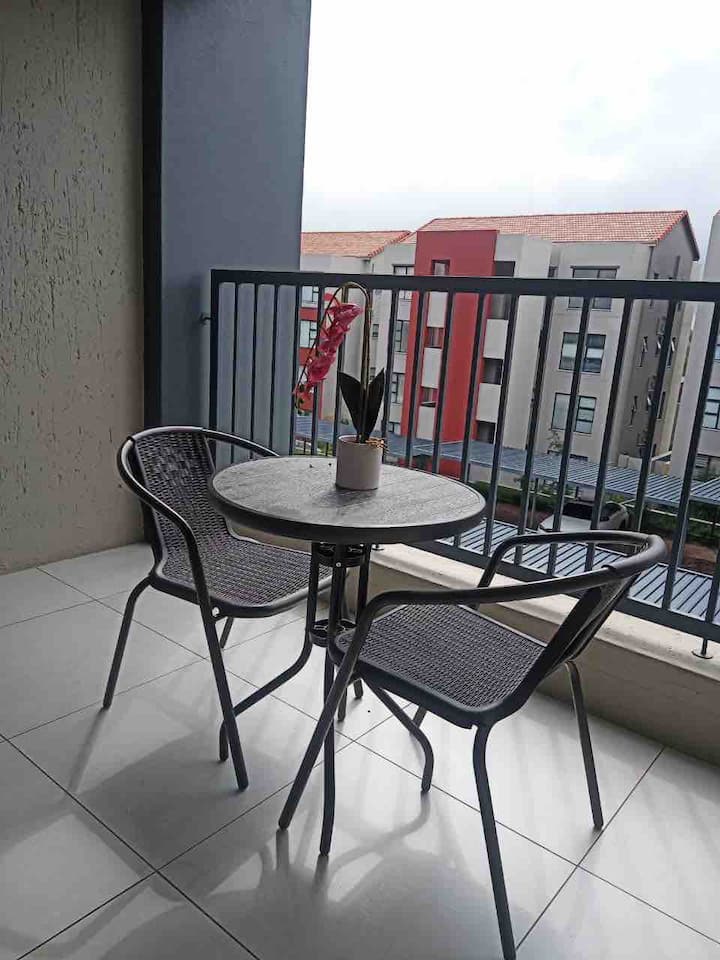 Modern Apt In Cedar Fourways + Power Backup. - Chartwell