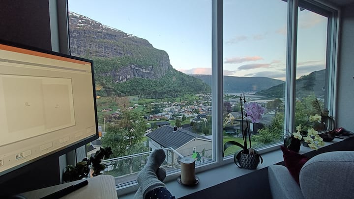 Rolig Familievennlig Villa - Loen