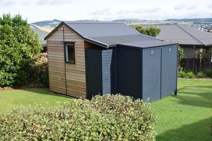 Cosy Hilltop Cedar Cabin. - Taupō