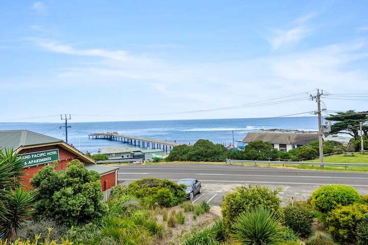 Stunning Ocean Views From Front Row Location - Lorne